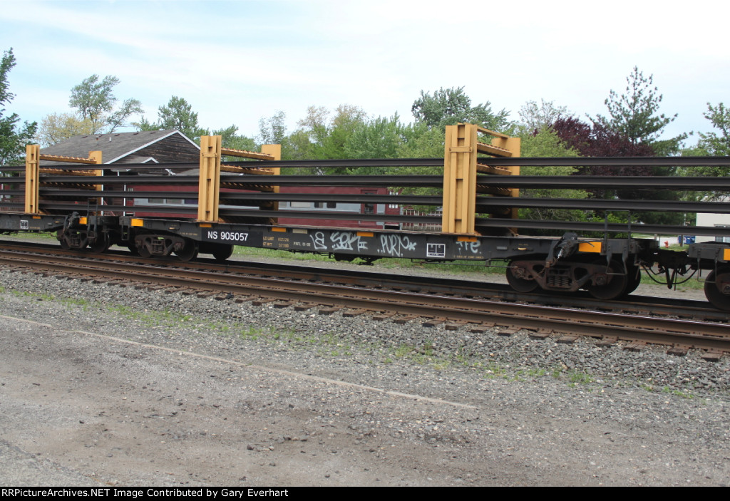 NS 905057 - NS MOW Rail Train